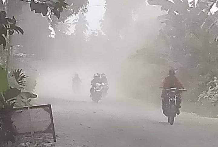 Melihat Kondisi Jalan yang Rusak dan Berdebu. Almarwan Ketua Forum LSM ...