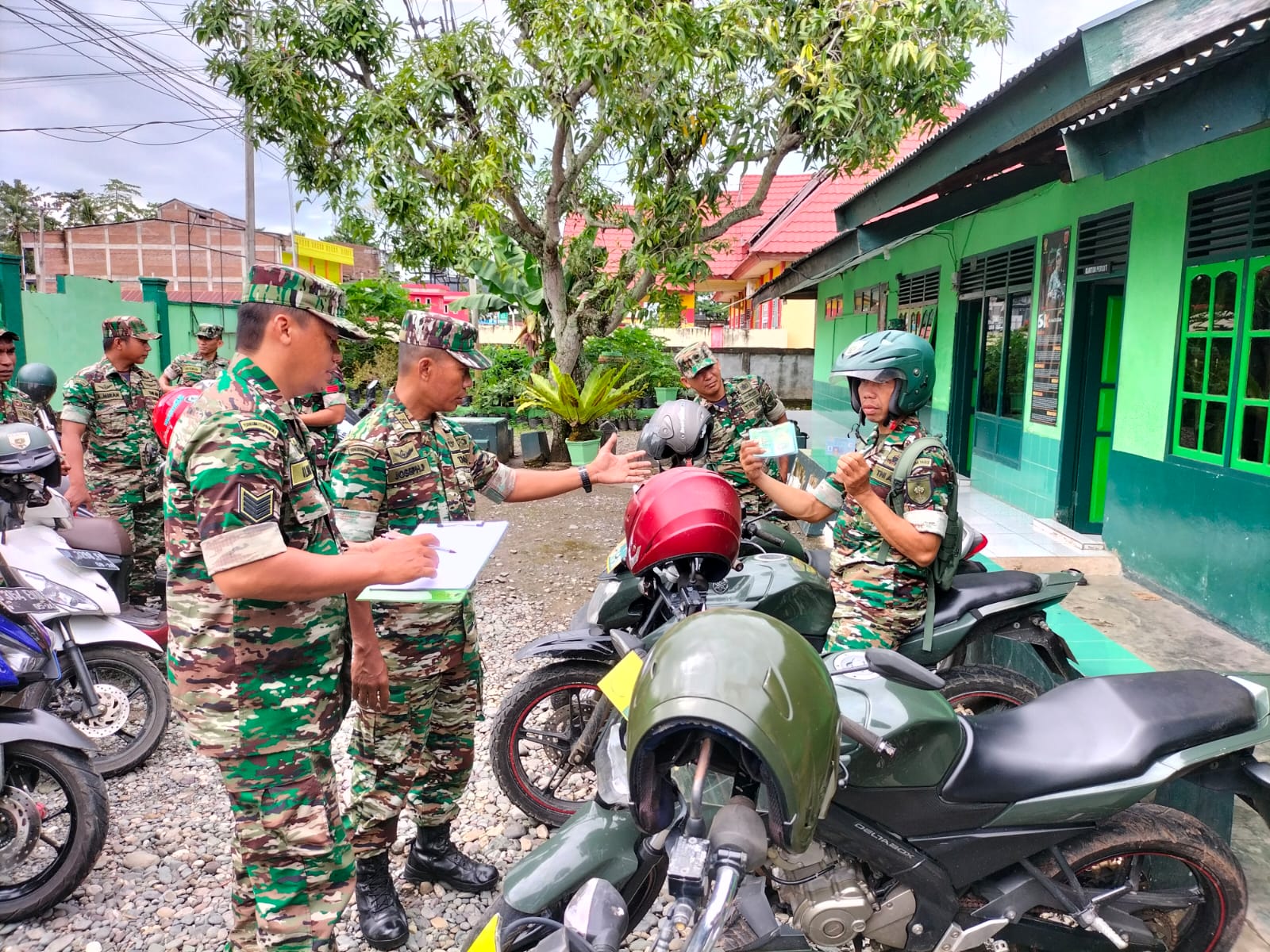 Plh Danramil 04 Padang Sappa. Peltu Josep Padang Pengecekan Surat ...